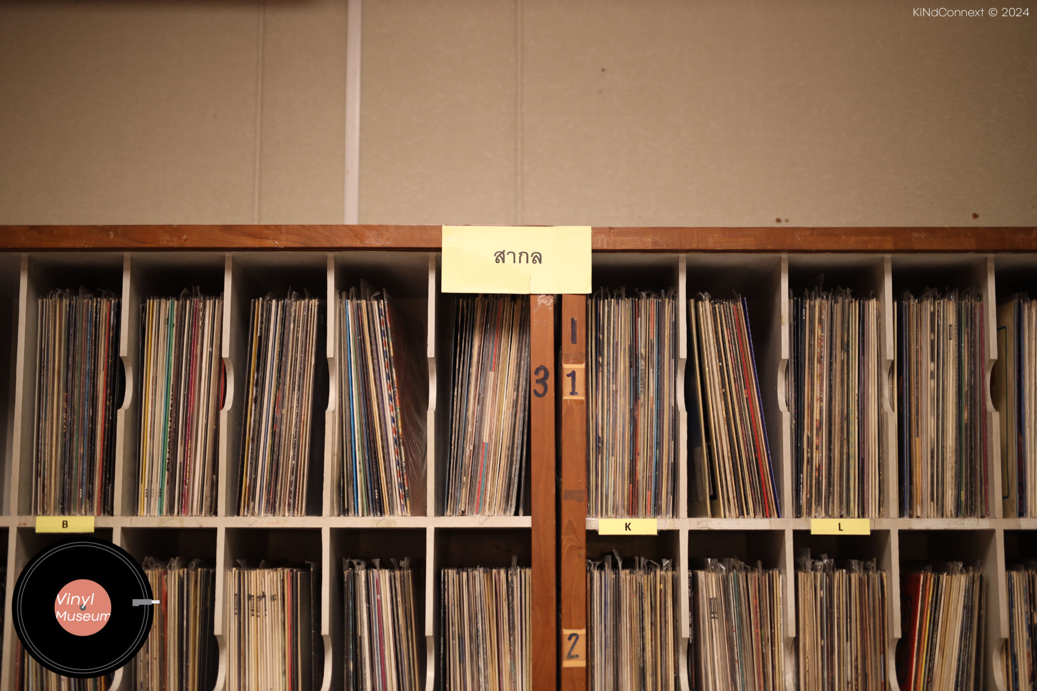 ห้องสมุด (ไม่) ไร้เสียง เมื่อแผ่นเสียงก้องกังวานอีกครั้งที่ “Vinyl Museum” – KiNdconnext