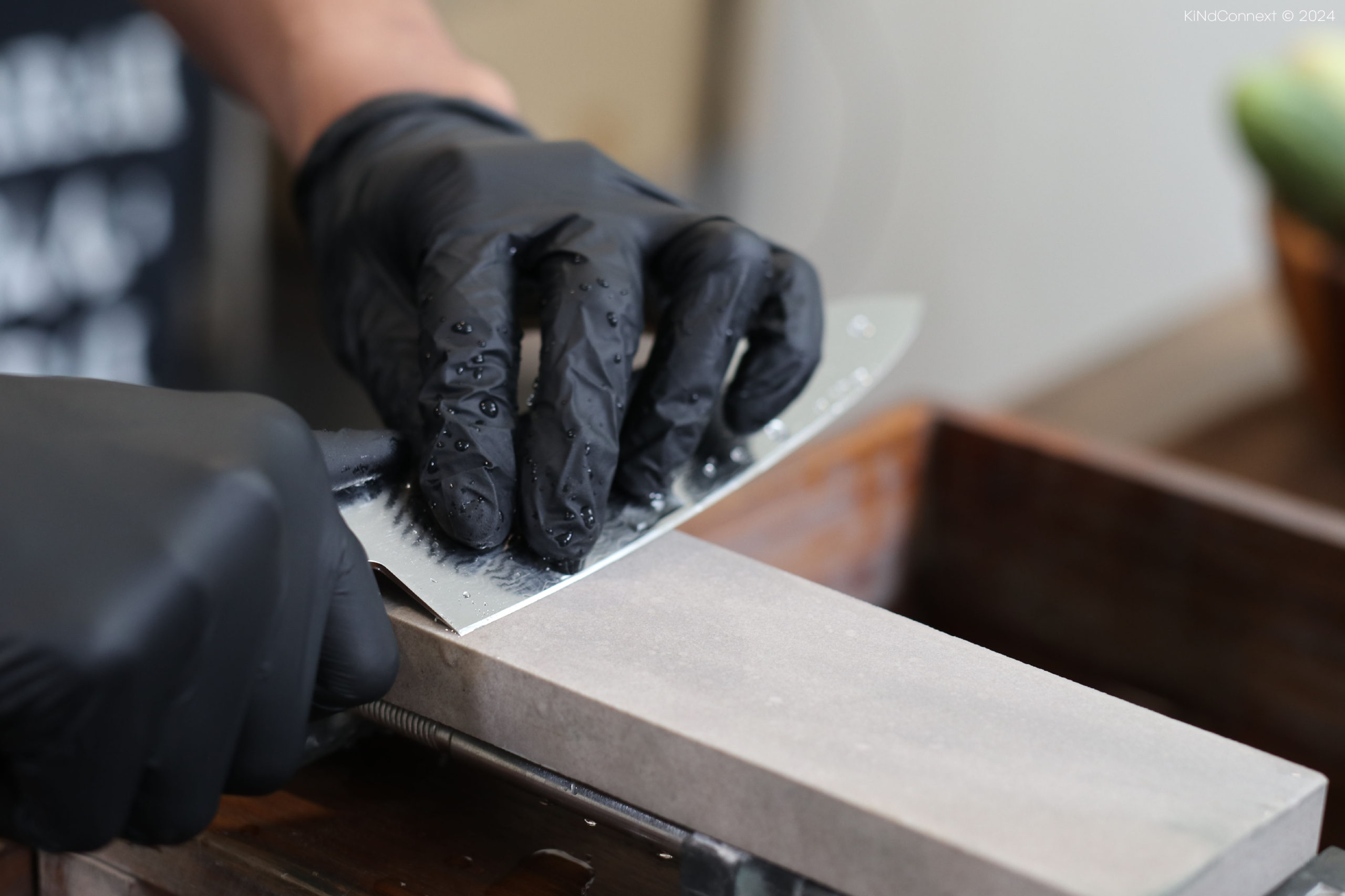 เปิดโปงอาชีพลับ! ที่ไม่ลับลมคมในชวนคุยกับคนลับมีดแห่ง ‘CUTBOY’ – KiNdconnext